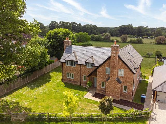 Rowplatt Lane, East Grinstead RH19 4 bed detached house to rent £4,500 pcm £1,038 pw