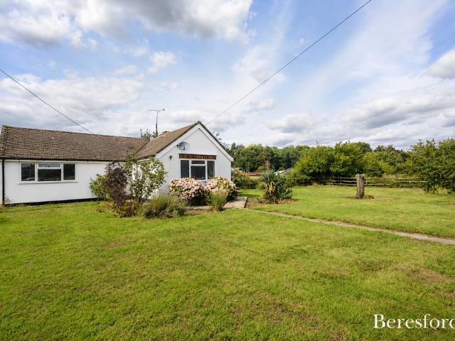 Roxwell Road, CM1 3 bed bungalow to rent £1,695 pcm £391 pw