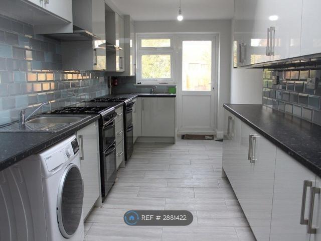 Roxy Avenue, Romford RM6, Room to rent, £650 pcm | PrimeLocation