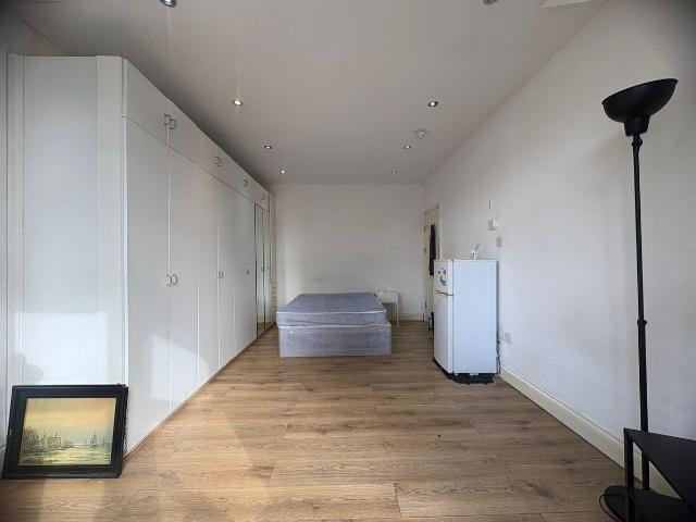 Roxborough Avenue, Isleworth TW7, Room to rent, £750 pcm | PrimeLocation
