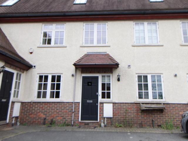 Roxeth Hill, Harrow HA2 3 bed terraced house to rent £2,350 pcm £542 pw