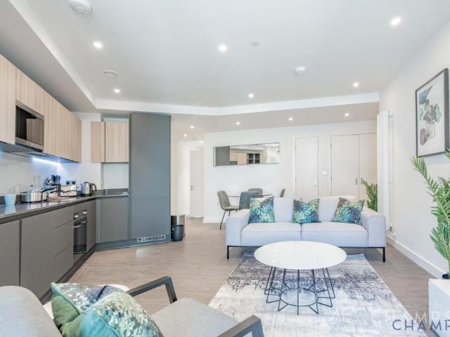 Royal Victoria Docks, E16 2 bed flat to rent £2,535 pcm £585 pw