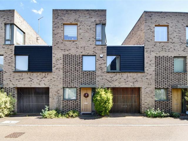 Royal Way, Trumpington, Cambridge, CB2 4 bed terraced house to rent £2,900 pcm £669 pw