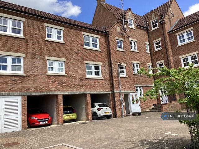 Royal Wootton Bassett, Swindon Royal. 2 bed flat to rent £1,000 pcm £231 pw