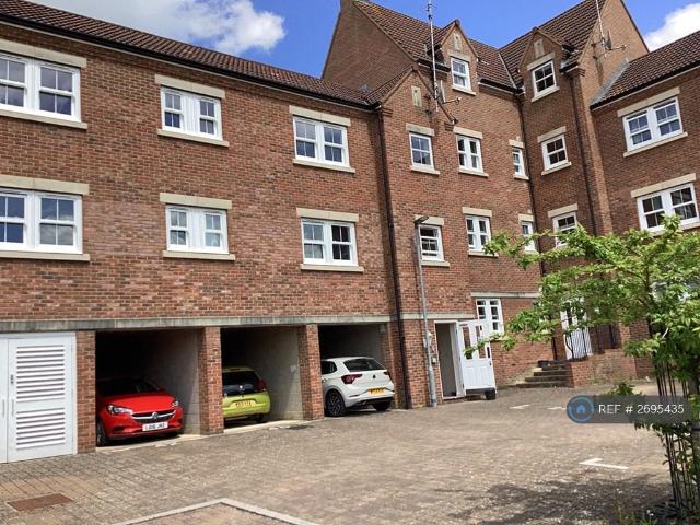 Royal Wootton Bassett, Swindon Rwb. 2 bed flat to rent £1,000 pcm £231 pw