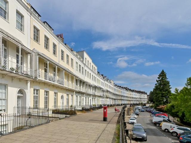 Royal York Crescent, Bristol, Somerset BS8, 3 bed flat to rent, £2,995 pcm | PrimeLocation