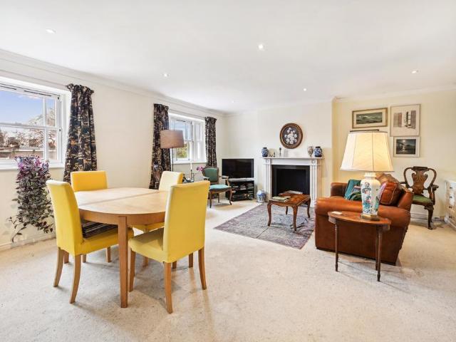 Royal Belgrave House, Hugh Street. 2 bed flat to rent £3,400 pcm £785 pw