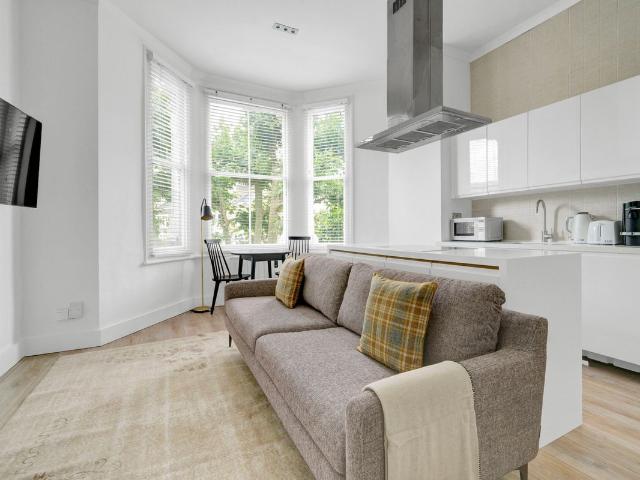 Royal Borough Of Kensington And Chelsea W10, 1 bed flat to rent, £2,500 pcm | PrimeLocation