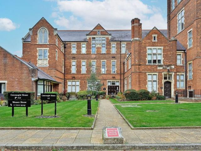 Royal Connaught Drive, Bushey WD23, 2 bed flat to rent, £2,300 pcm | PrimeLocation