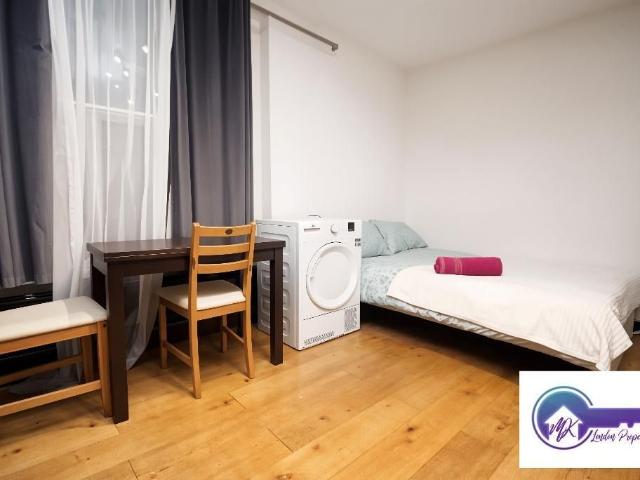 Royal College Street, London NW1, 3 bed flat to rent, £3,250 pcm | PrimeLocation