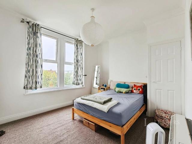 Royal Court Apartments, 356 London. 1 bed flat to rent £1,175 pcm £271 pw
