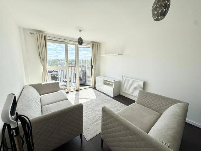 Royal Court CR0 2 bed flat to rent £1,850 pcm £427 pw