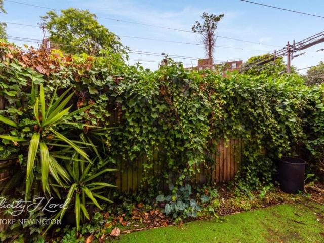 Royal Close, Manor Road, London 2 bed flat to rent £2,500 pcm £577 pw