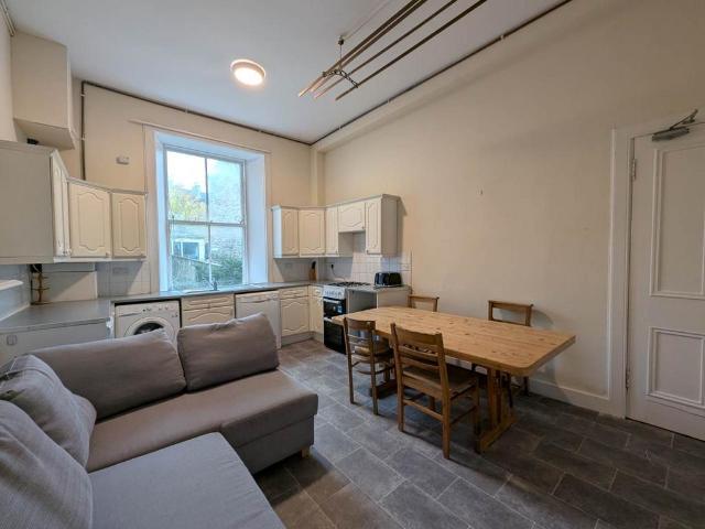 Royal Crescent, Edinburgh, 4 bed flat to rent £3,050 pcm £704 pw