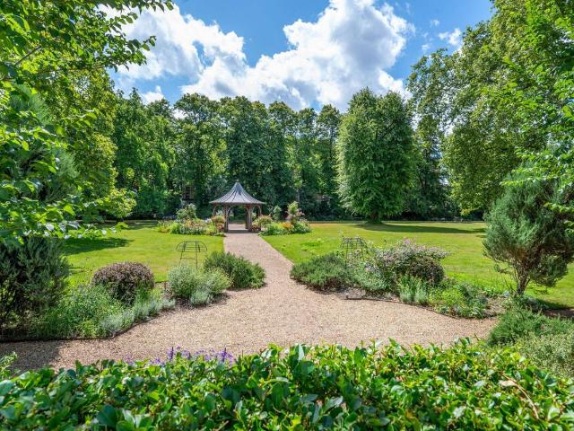 Royal Crescent, Holland Park, London W11, 1 bed flat to rent, £2,600 pcm | PrimeLocation