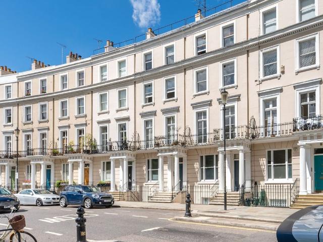 Royal Crescent, Holland Park, London W11, 2 bed flat to rent, £3,000 pcm | PrimeLocation