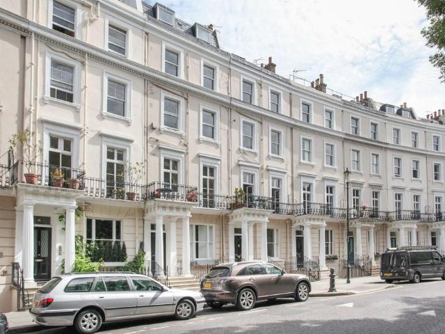 Royal Crescent, Holland Park, London. 1 bed flat to rent £4,200 pcm £969 pw