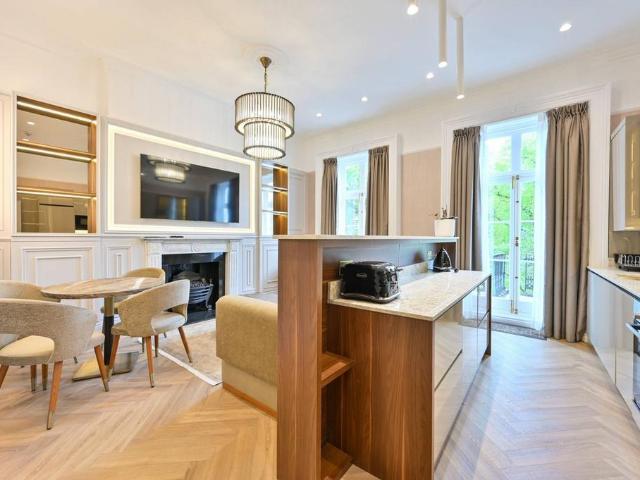 Royal Crescent, Holland Park, London. 2 bed flat to rent £4,500 pcm £1,038 pw