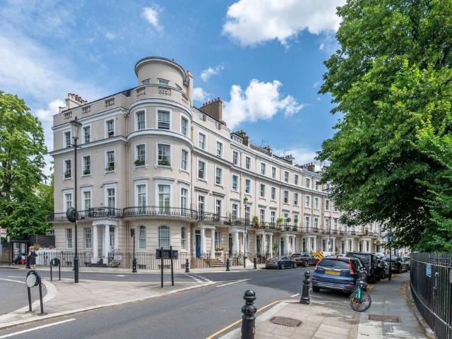 Royal Crescent, Holland Park, London. 2 bed flat to rent £5,000 pcm £1,154 pw