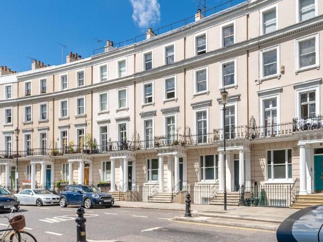 Royal Crescent, Holland Park, London. 2 bed flat to rent £3,000 pcm £692 pw