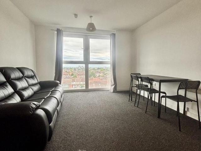 Royal Crescent, Ilford IG2 2 bed flat to rent £1,900 pcm £438 pw