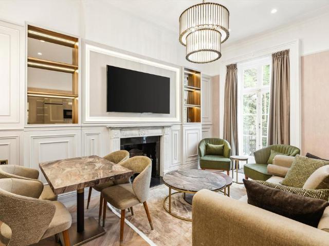 Royal Crescent, London W11 2 bed flat to rent £4,498 pcm £1,038 pw