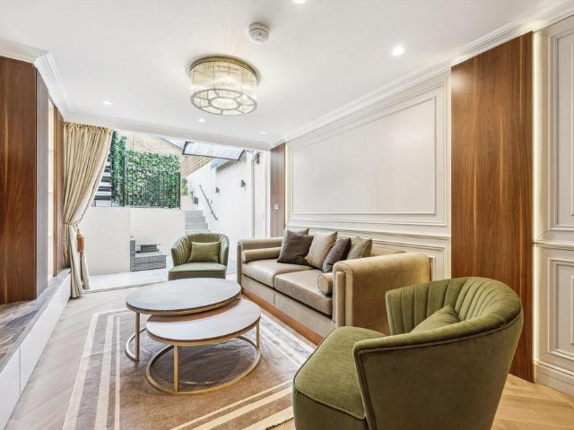 Royal Crescent, London, W11 2 bed flat to rent £5,997 pcm £1,384 pw