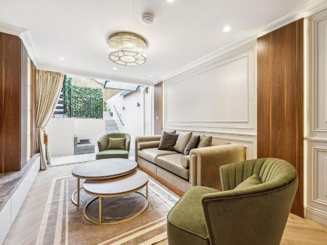 Royal Crescent, London W11, 2 bed flat to rent, £6,000 pcm | PrimeLocation