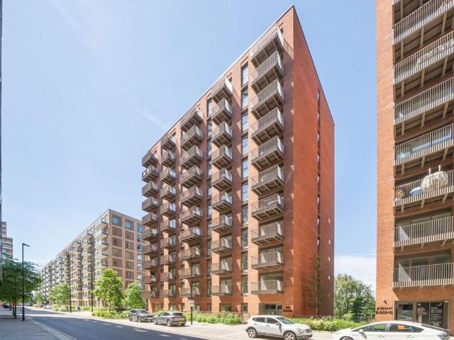 Royal Crest Avenue, London E16 3 bed flat to rent £3,600 pcm £831 pw