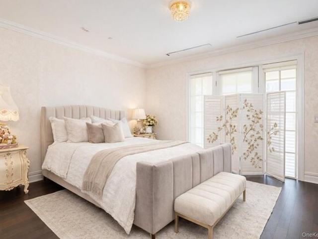 Royal Ct Unit,north Hills, Property For Sale
