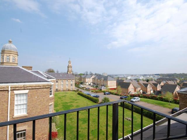 Royal Drive, Friern Barnet, London, N11 3 bed flat to rent £2,999 pcm £692 pw