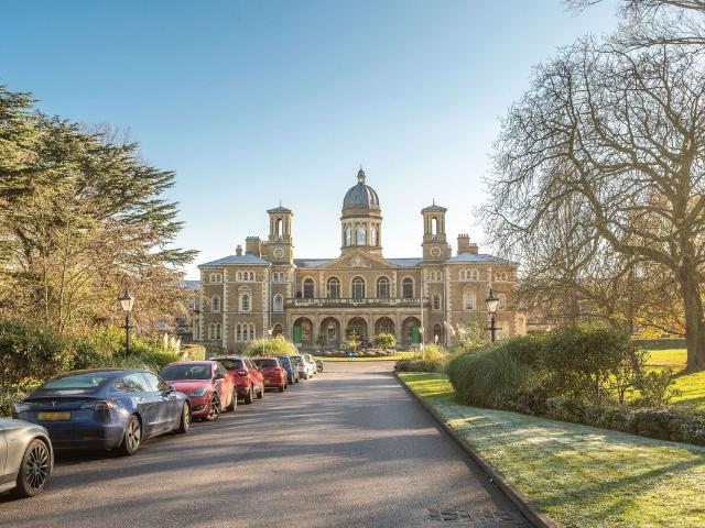 Royal Drive, Friern Barnet, London N11, 2 bed flat to rent, £2,300 pcm | PrimeLocation