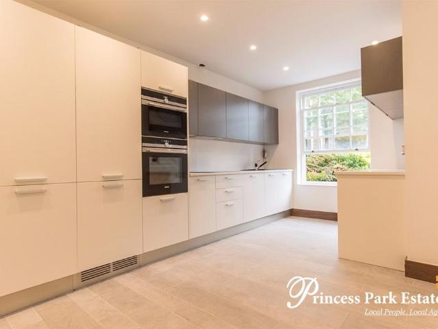 Royal Drive, London N11 2 bed apartment to rent £2,275 pcm £525 pw
