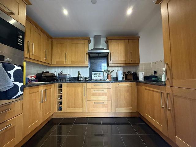 Royal Drive, London, N11 3 bed apartment to rent £3,400 pcm £785 pw