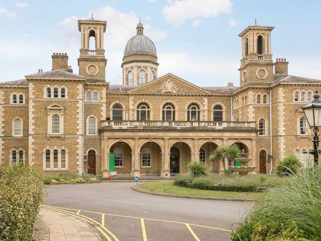 Royal Drive, London N11, 3 bed flat to rent, £3,400 pcm | PrimeLocation