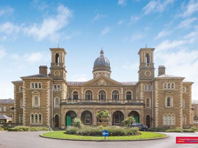 Royal Drive, London N11, 3 bed flat to rent, £3,400 pcm | PrimeLocation