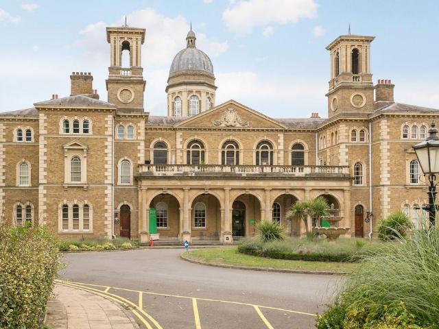 Royal Drive, Princess Park Manor East. 3 bed flat to rent £3,400 pcm £785 pw