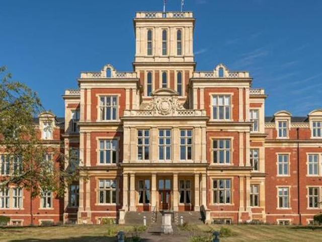 Royal Earlswood Park, Victoria Court Royal Earlswood Park, 3 Bedroom Apartment