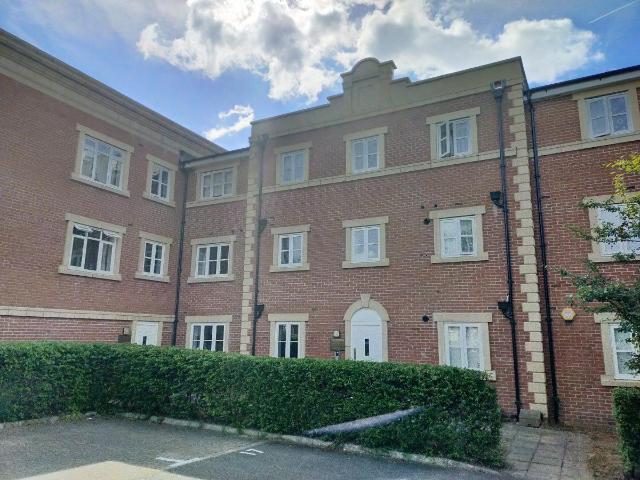 Royal Earlswood Park, Redhill RH1, 2 bed flat to rent, £1,600 pcm | PrimeLocation
