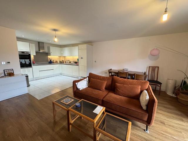 Royal Engineers Way, London NW7 2 bed flat to rent £2,450 pcm £565 pw
