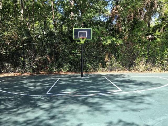 Royal Estates 2 Bedroom Apartment for Rent at 8050 Arlington Expy, Jacksonville, FL 32211 Woodland Acres