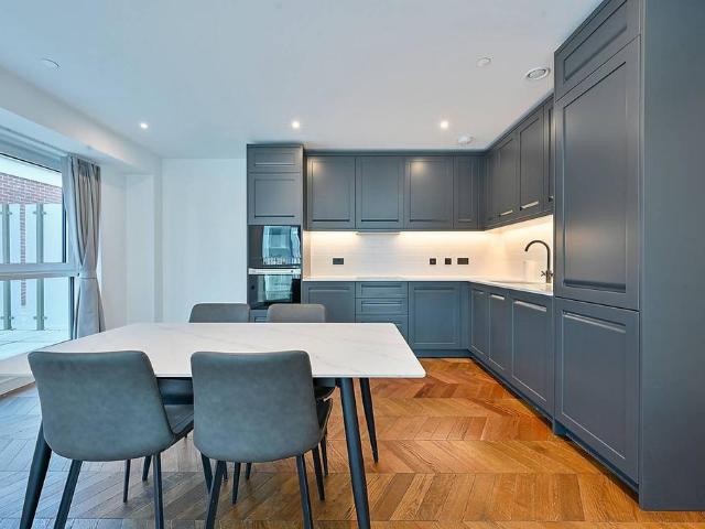 Royal Exchange, Kingston, Kingston. 2 bed flat to rent £3,300 pcm £762 pw