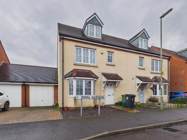 Royal Gardens, Tadley, RG26 4 bed semi detached house to rent £1,895 pcm £437 pw