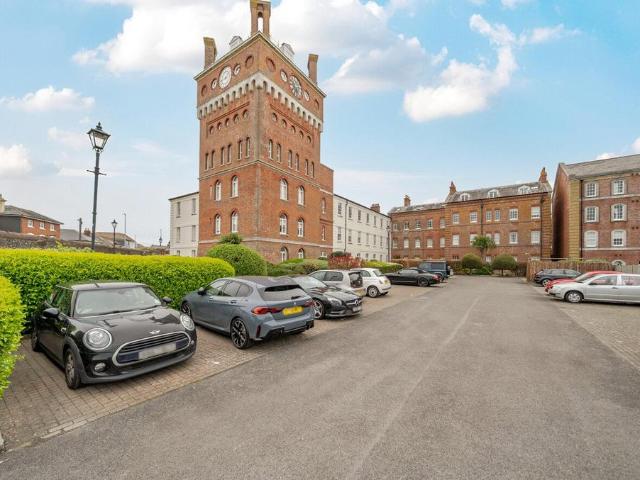 Royal Gate, Hampshire PO4 2 bed flat to rent £1,600 pcm £369 pw