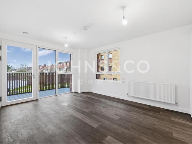 Royal Gateway, Acton, London, W3 2 bed apartment to rent £2,396 pcm £553 pw