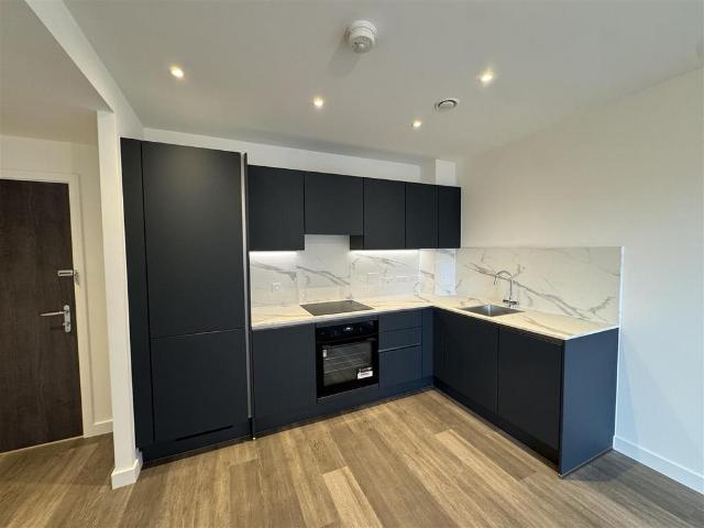 Royal Gateway, Horn Lane, Acton W3 1 bed apartment to rent £2,175 pcm £502 pw