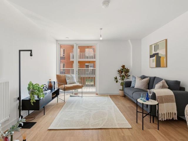 Royal Gateway, London W3, Acton, 2 bed flat to rent, £2,900 pcm | PrimeLocation