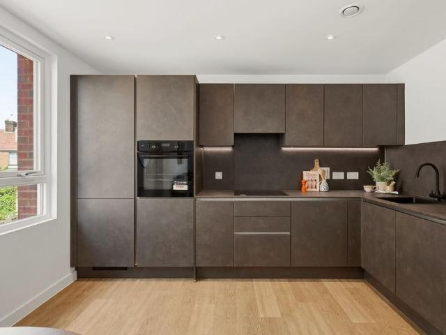 Royal Gateway, London W3, Acton, 3 bed flat to rent, £3,600 pcm | PrimeLocation