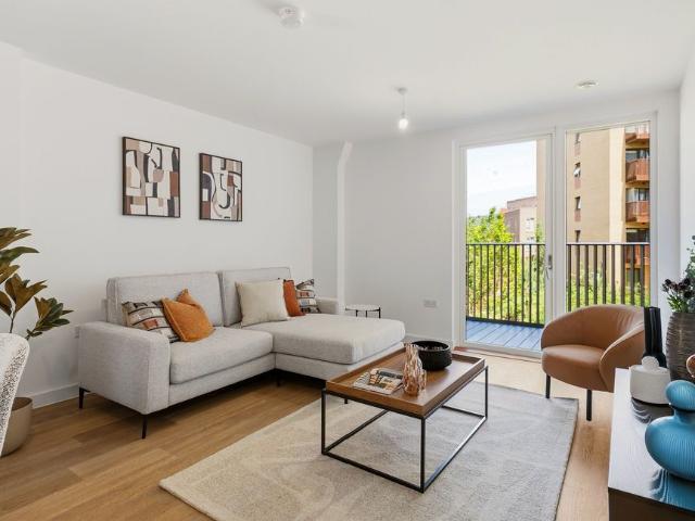 Royal Gateway, London W3, Acton, 3 bed flat to rent, £3,800 pcm | PrimeLocation