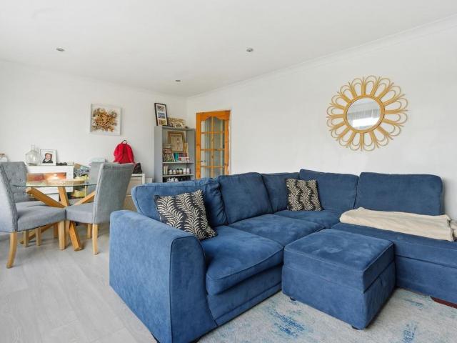 Royal Hunt House, Ascot 3 bed maisonette to rent £1,650 pcm £381 pw